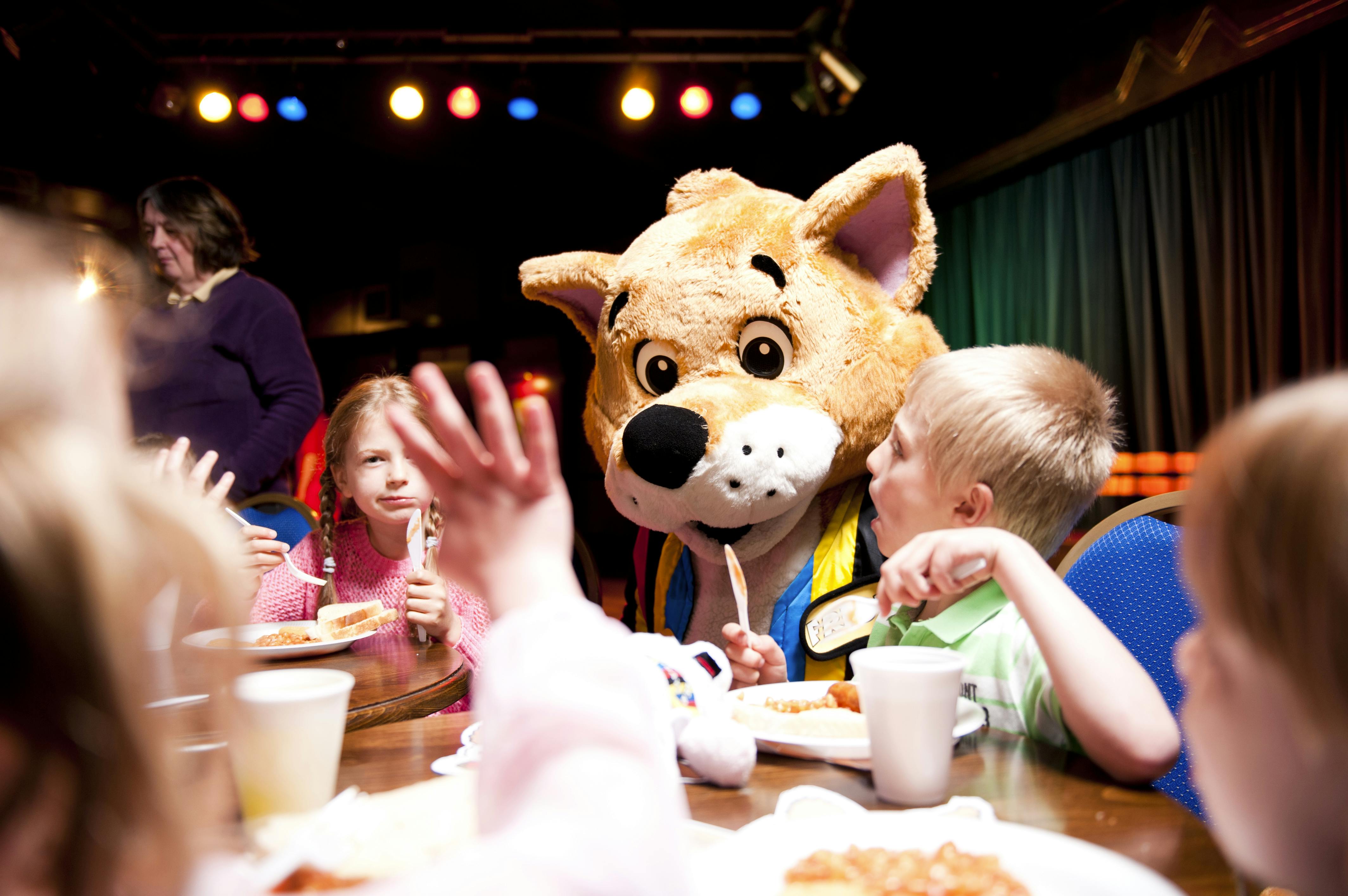 Foxy Club | Kids Holiday Entertainment | John Fowler